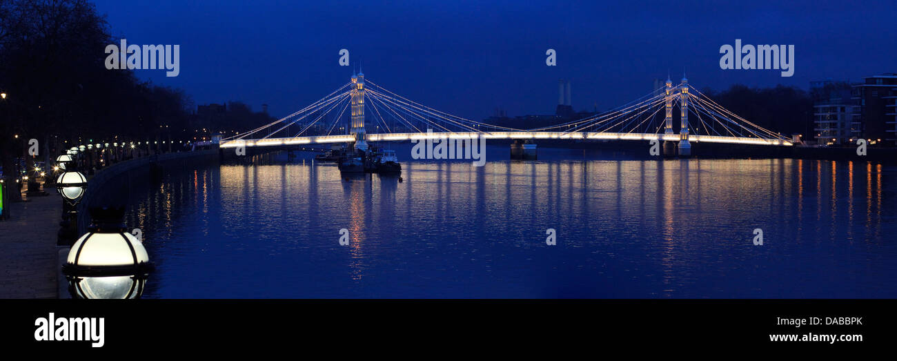The illuminated Albert Bridge spanning the River Thames, London, as ...