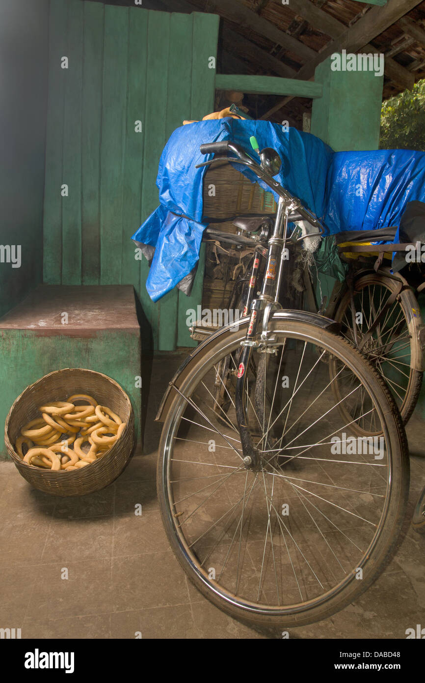 Bread and bakercycle, Goa India Stock Photo - Alamy
