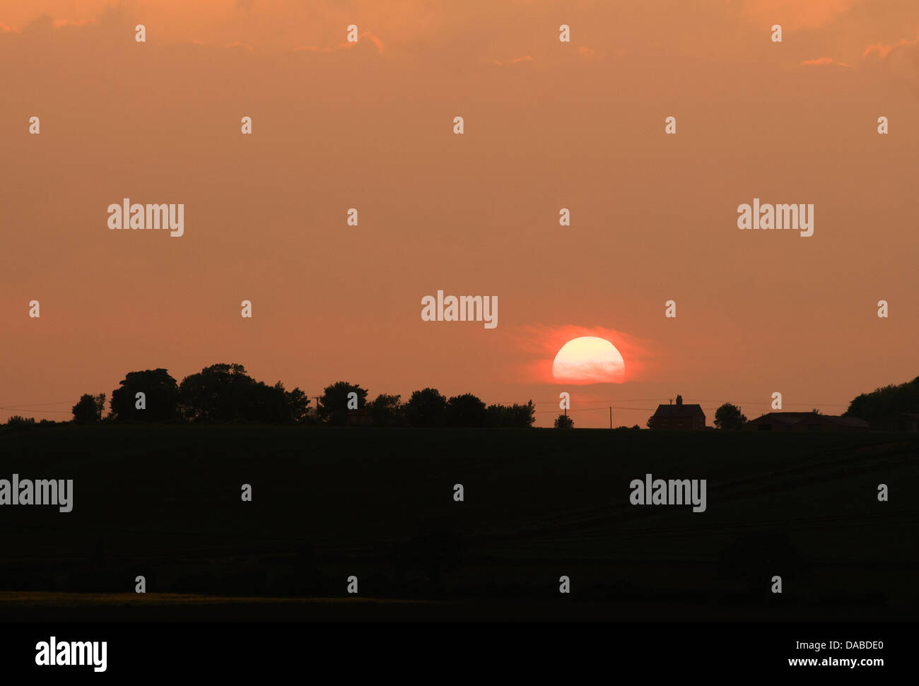 Farmhouse at sunset hi-res stock photography and images - Alamy