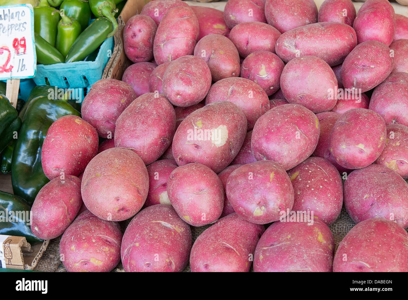 Red skin potatoes hi-res stock photography and images - Alamy