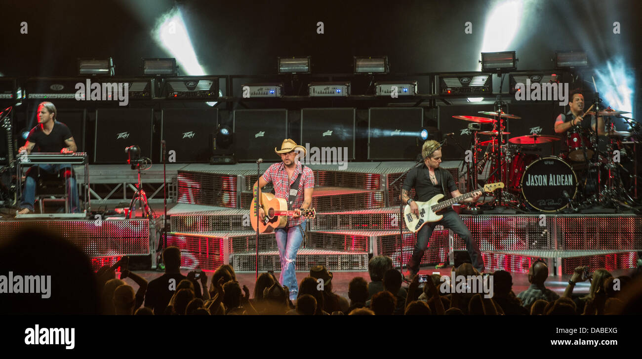 Jason Aldean performing live Stock Photo - Alamy