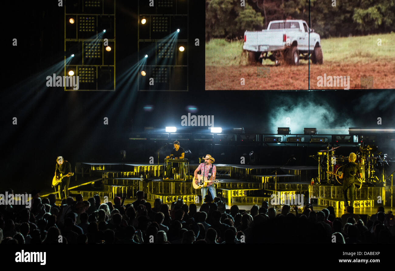 Jason Aldean performing live Stock Photo - Alamy