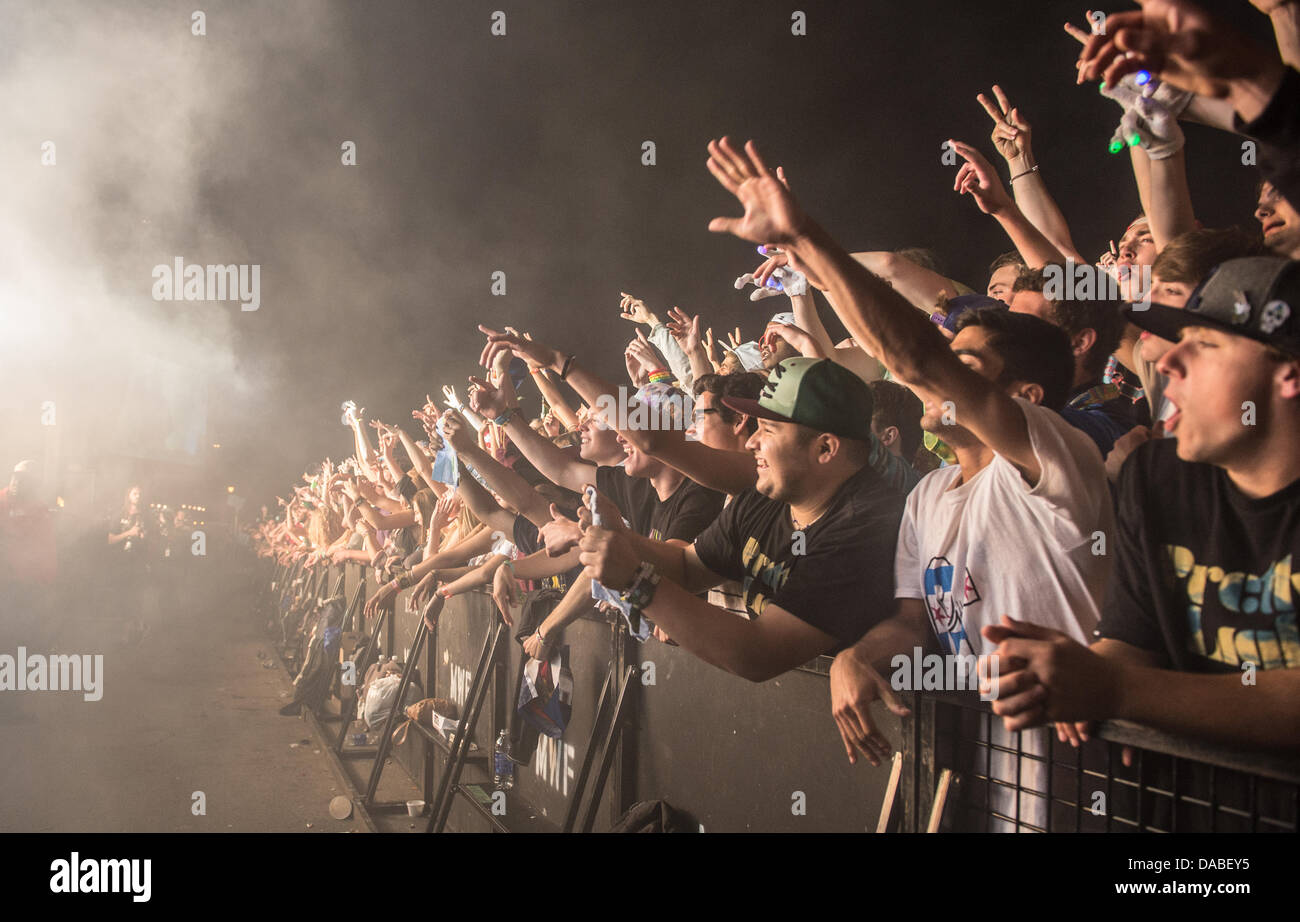 Fans cheering at a Pretty Lights concert Stock Photo - Alamy