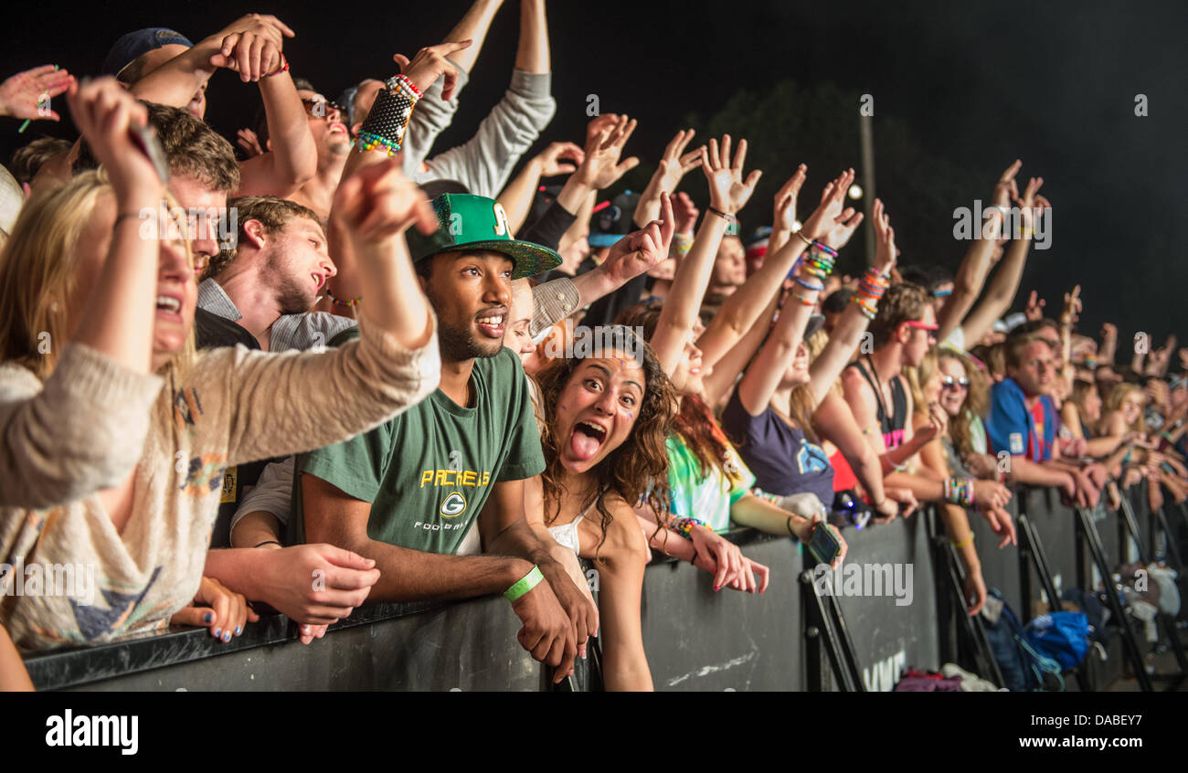 Fans cheering at a Pretty Lights concert Stock Photo - Alamy