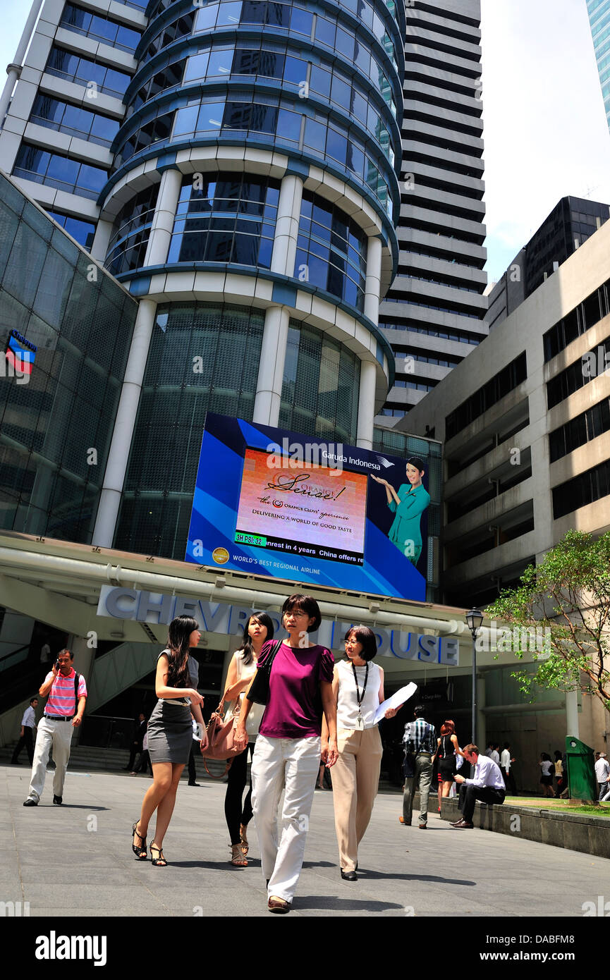 Business People Chevron House Raffles Place Singapore Stock Photo - Alamy