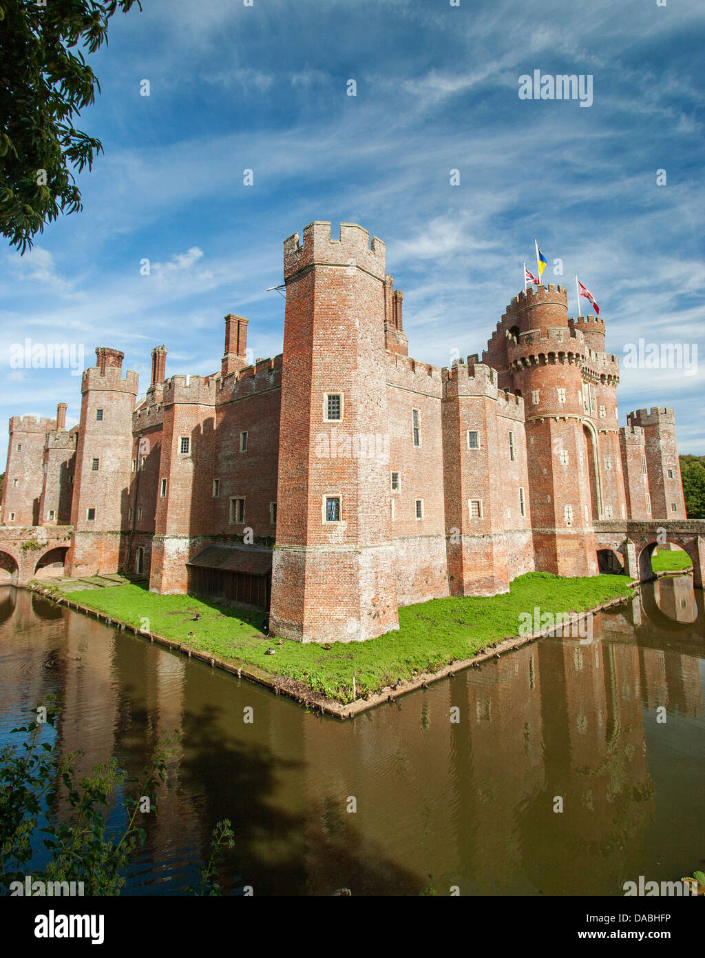 Castle drawbridge and moat hi-res stock photography and images - Alamy
