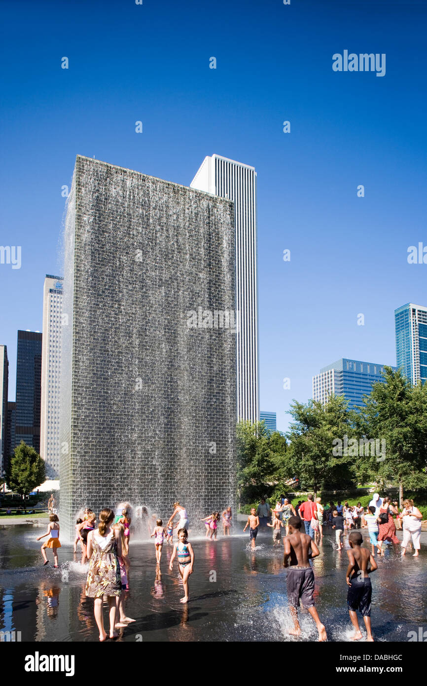 CROWN FOUNTAIN (©JUAME PLENSA 2004) MILLENNIUM PARK CHICAGO ILLINOIS ...