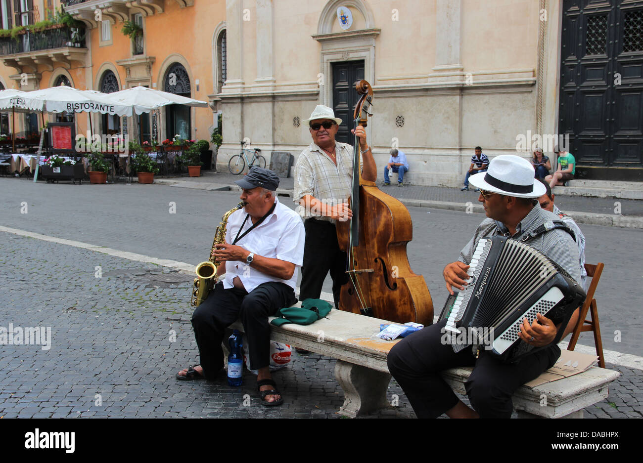 Rome street music hi-res stock photography and images - Alamy
