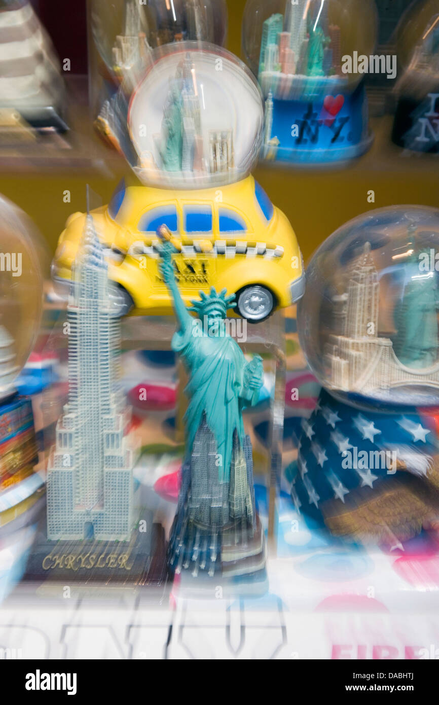 SOUVENIRS GIFT SHOP WINDOW MANHATTAN NEW YORK CITY USA Stock Photo - Alamy