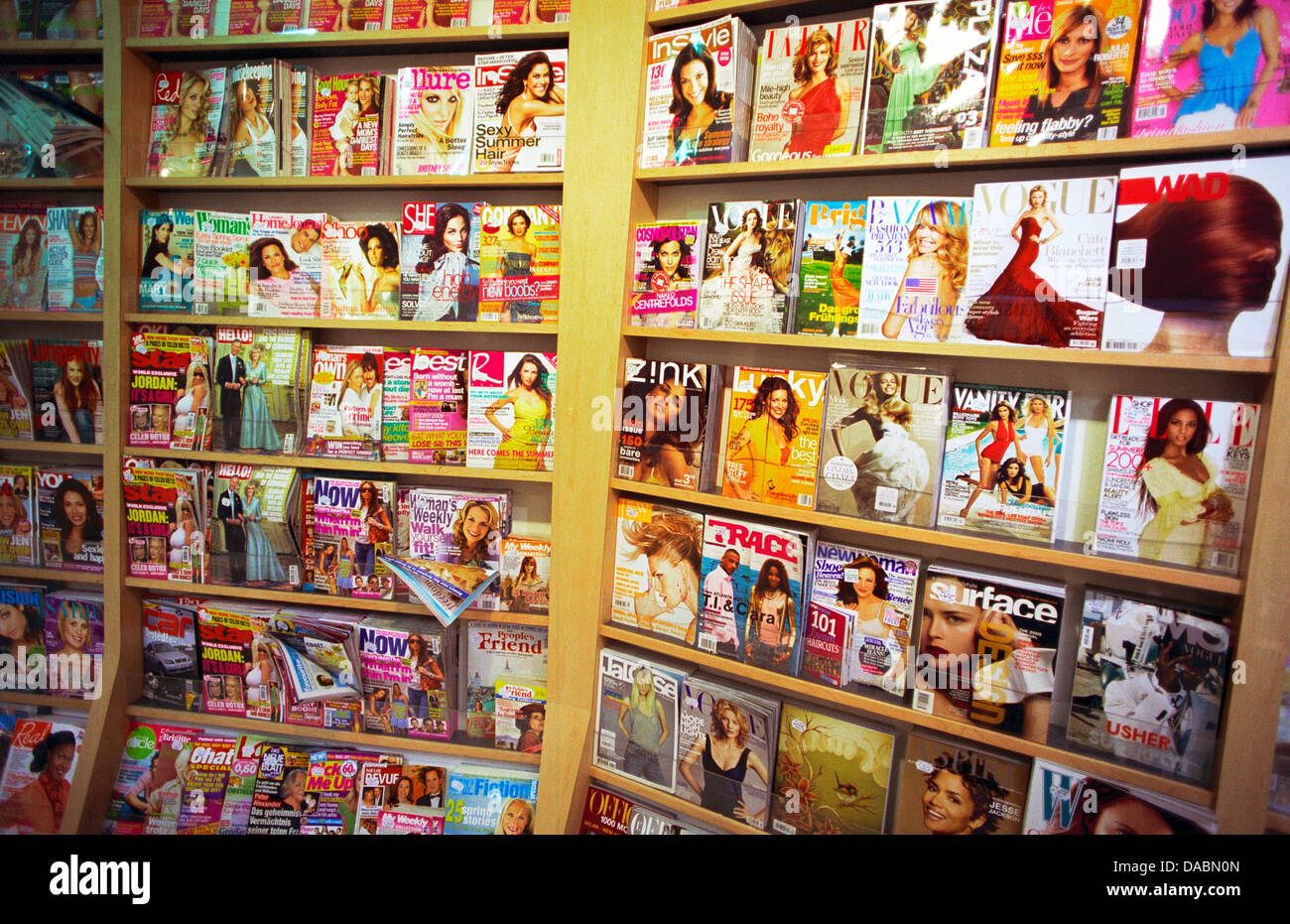 Magazine stand hi-res stock photography and images - Alamy