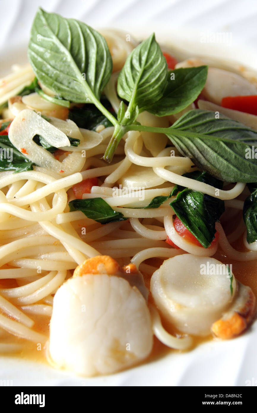Spaghetti shellfish with garlic Stock Photo - Alamy