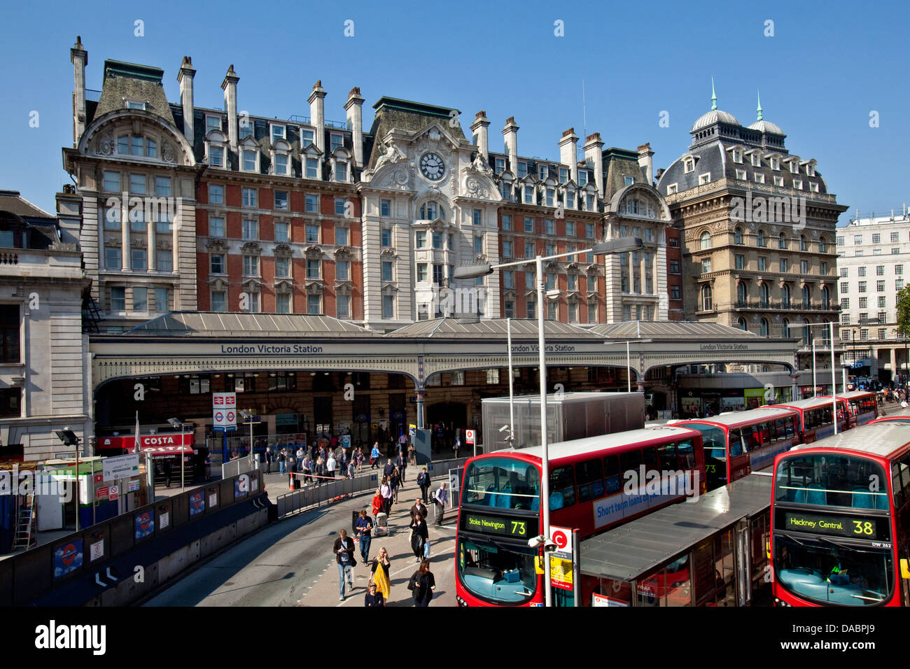 London victoria station hi-res stock photography and images - Alamy