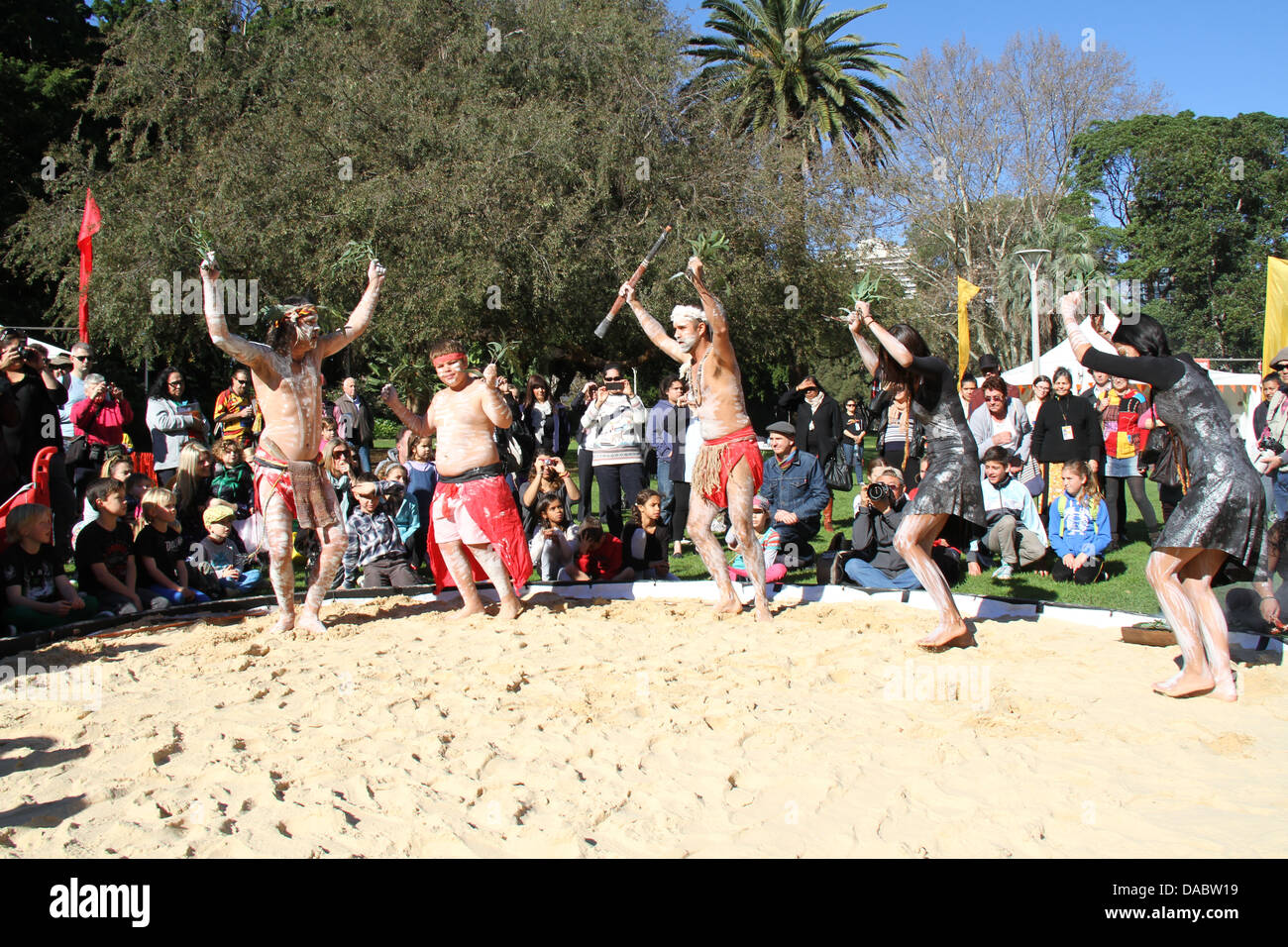 Aboriginal women dance hi-res stock photography and images - Alamy