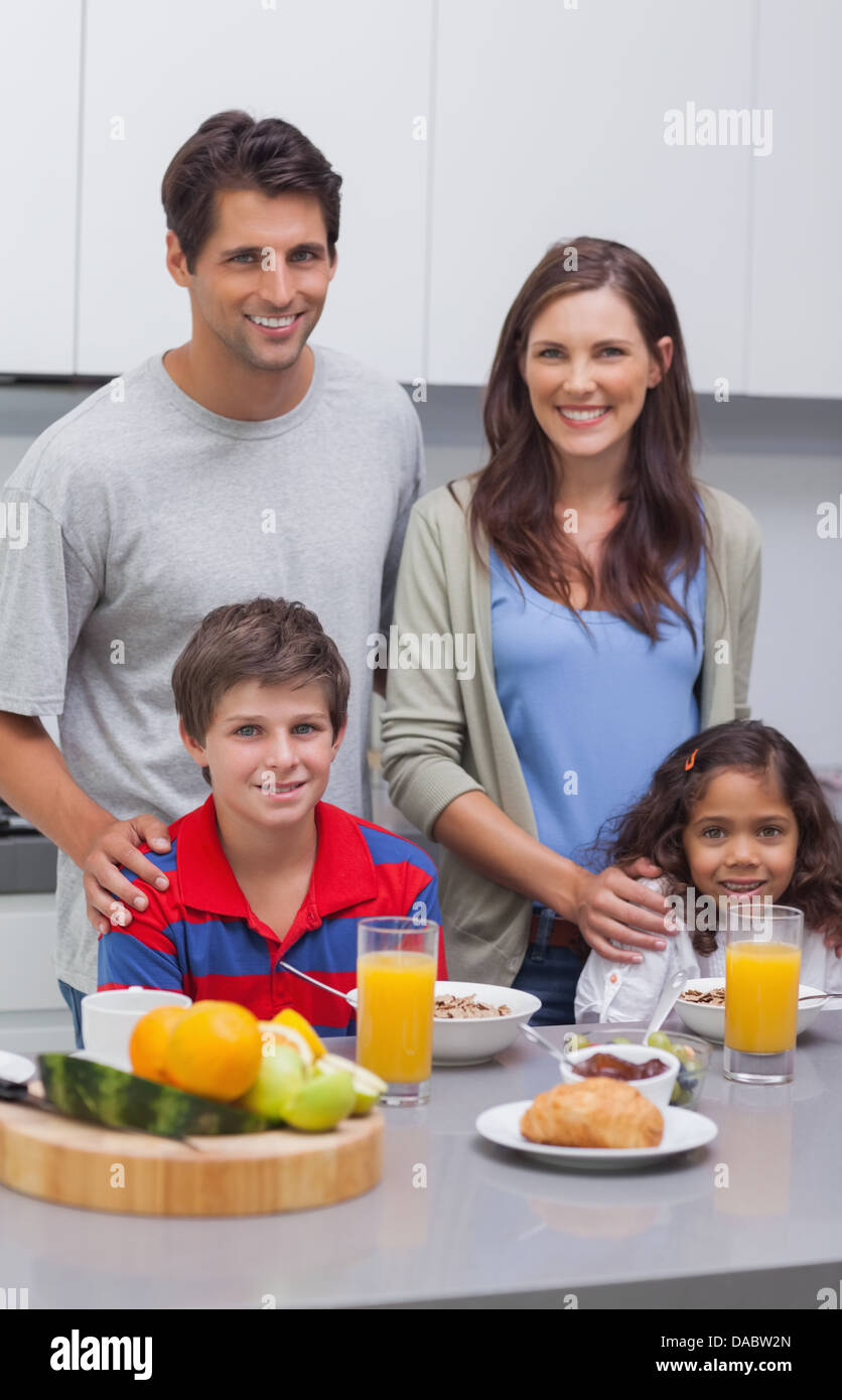 Family eating breakfast hi-res stock photography and images - Alamy