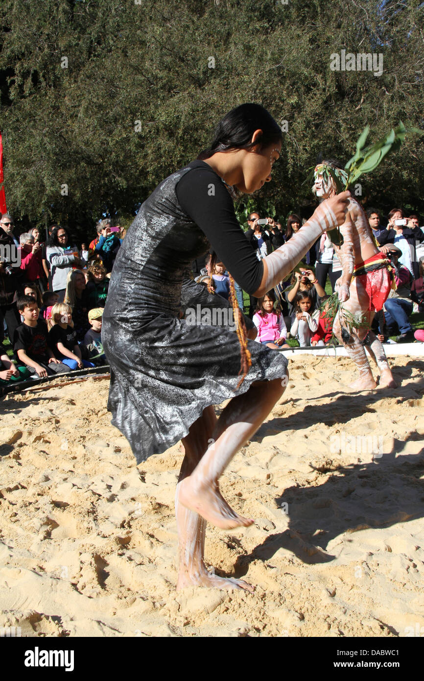 Aboriginal dance woman hi-res stock photography and images - Alamy