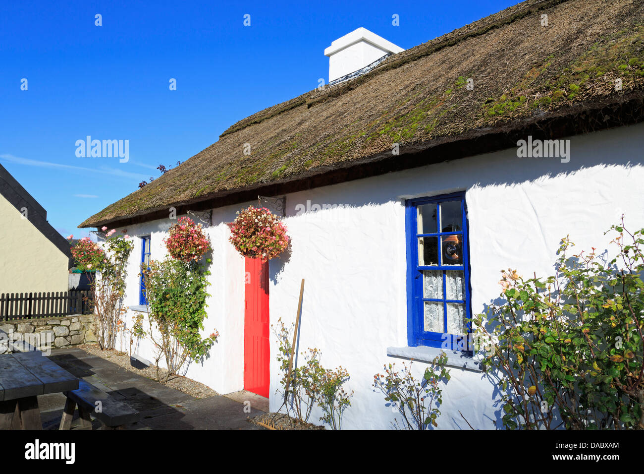 Old irish thatched cottage hi-res stock photography and images - Alamy