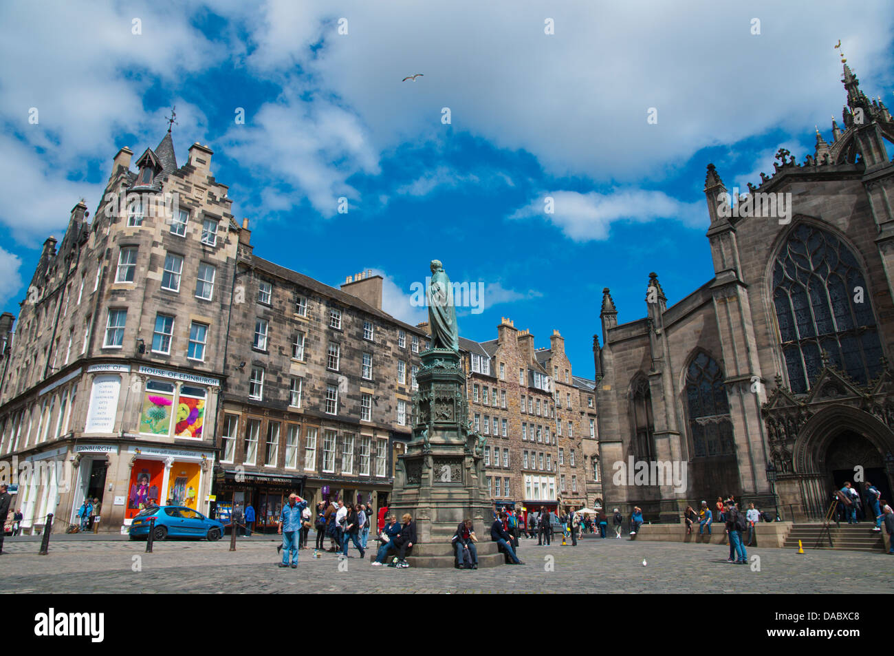 Royal mile edinburgh church scotland hi-res stock photography and ...
