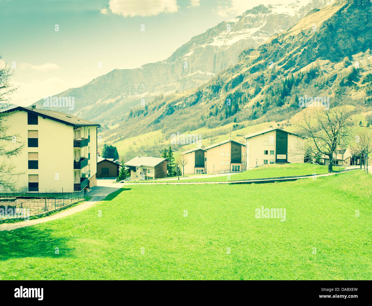 Swiss chalets hi-res stock photography and images - Alamy