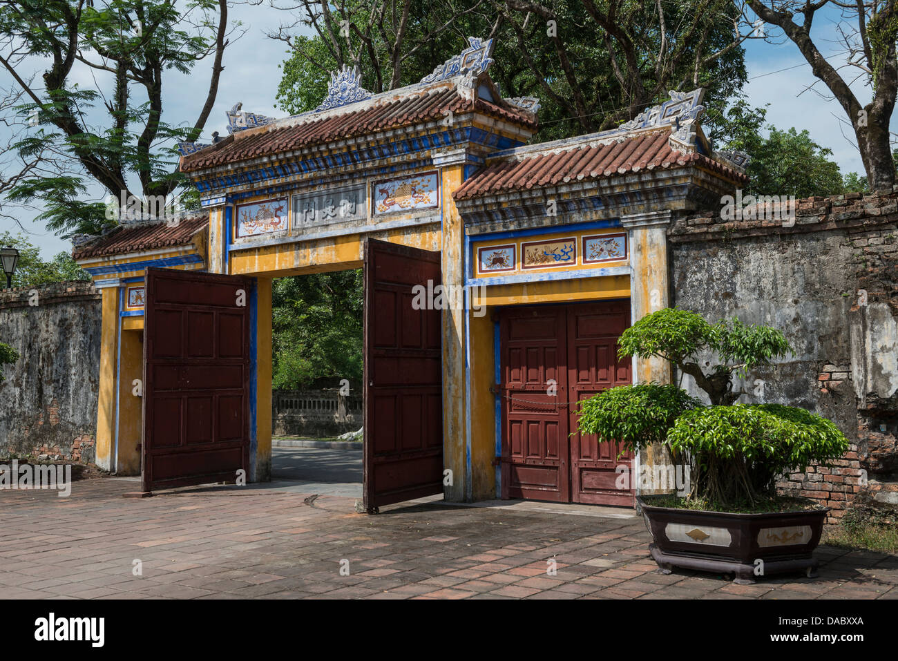 Ornate gateway hi-res stock photography and images - Alamy