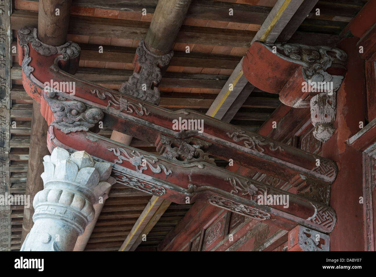 Intricate Roof Detail of the Dien Thai Hoa or Palace of Supreme Harmony ...