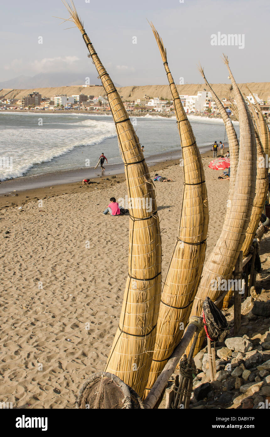 Totora boats hi-res stock photography and images - Alamy