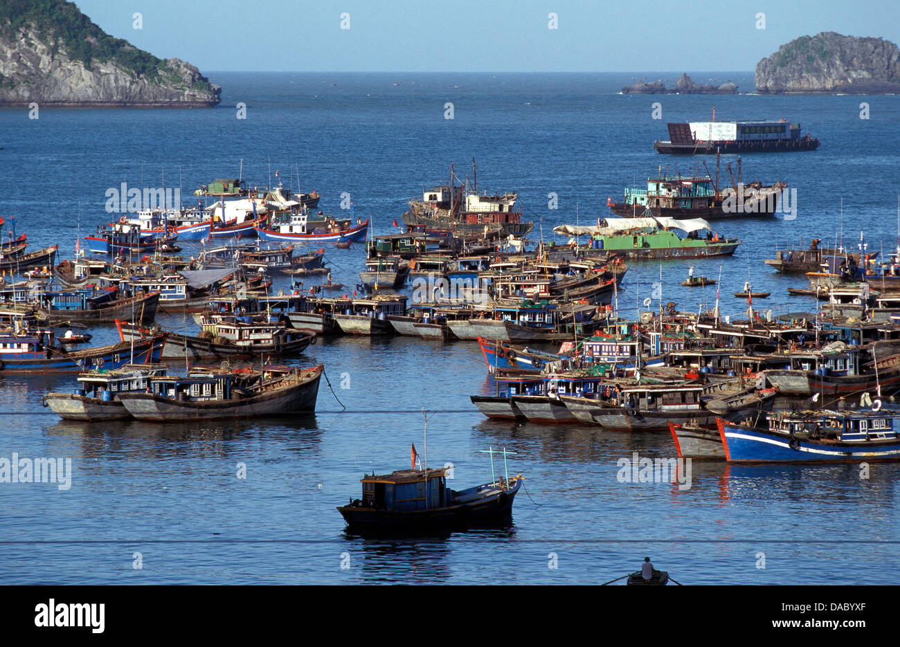 Floating fishing village, Ha-Long Bay, UNESCO World Heritage Site ...