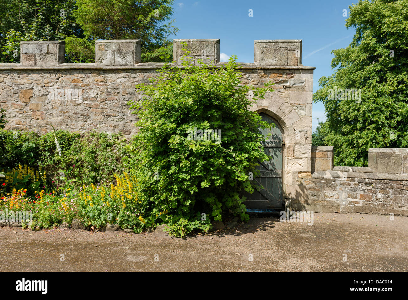 Walled garden castle hi-res stock photography and images - Alamy
