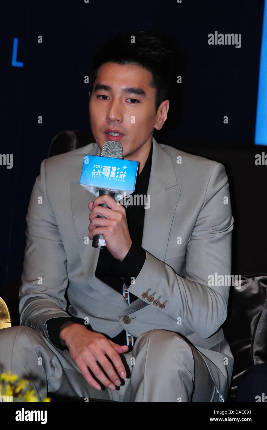 Mark Zhao & Vicki Zhao at "So Young" press conference in Taiwan,China ...