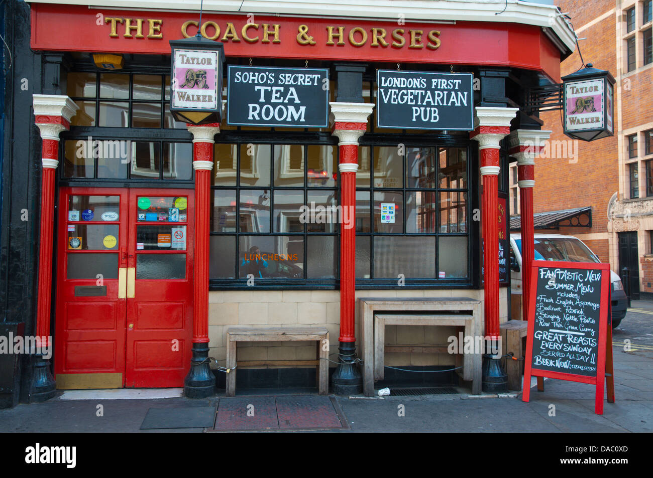 Coach and horses pubs hi-res stock photography and images - Alamy