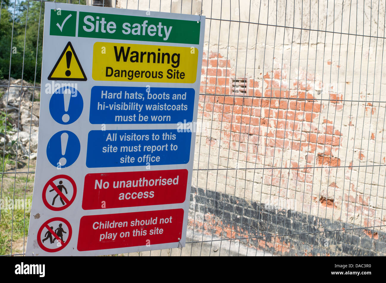 A building site safety warning notice on a site's perimeter fence Stock ...
