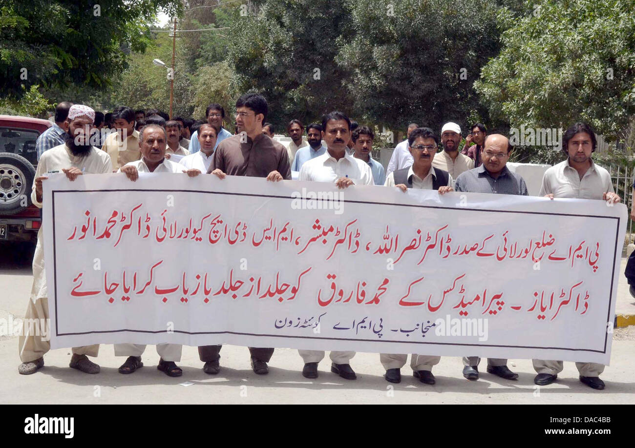 Members of Medical Association (PMA) chant slogans against non-recovery ...