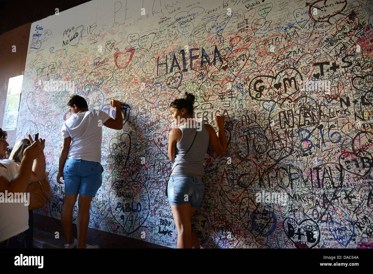 Verona Italy love message wall at Juliets House Stock Photo - Alamy