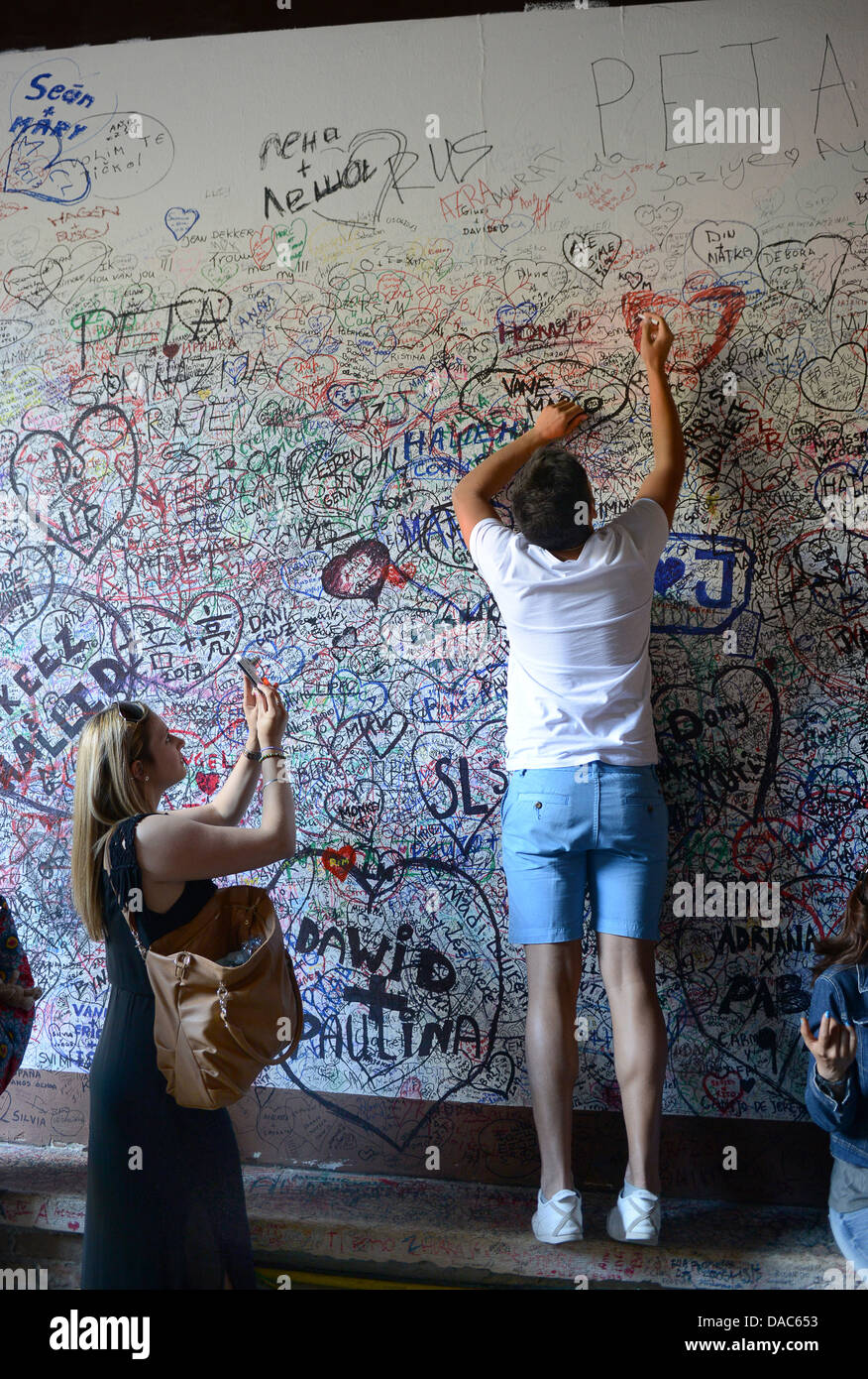 Verona Italy love message wall at Juliets House Stock Photo - Alamy