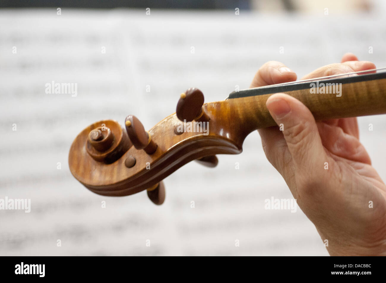 Violin music stand sheet hi-res stock photography and images - Alamy