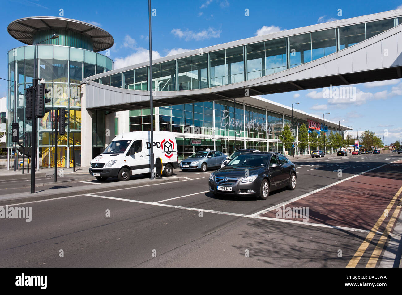 Footbridge to Tesco Extra superstore, Slough, Berkshire, England, GB ...