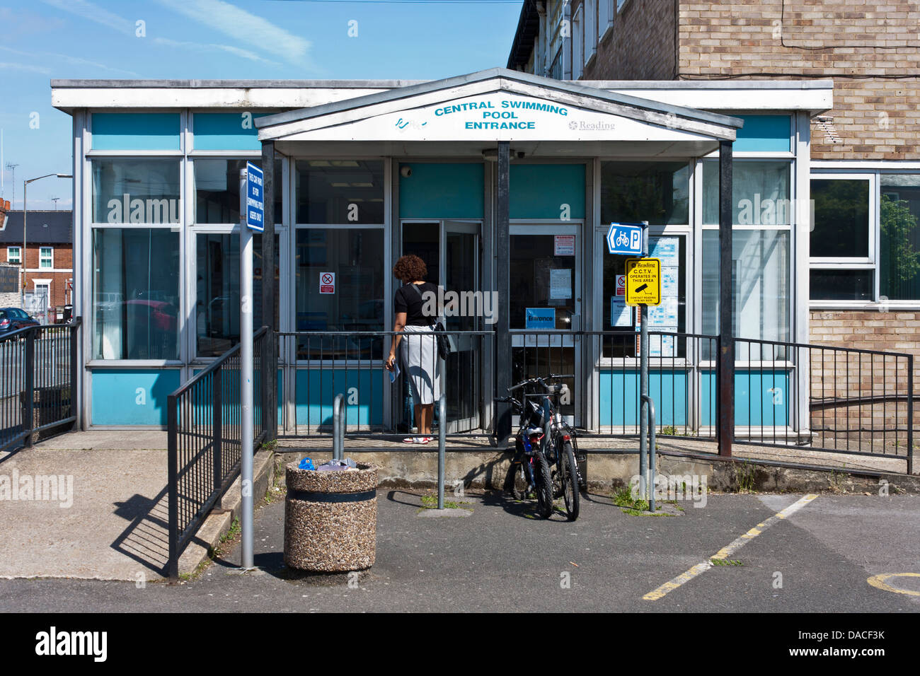 Swimming pool exterior uk hi-res stock photography and images - Alamy