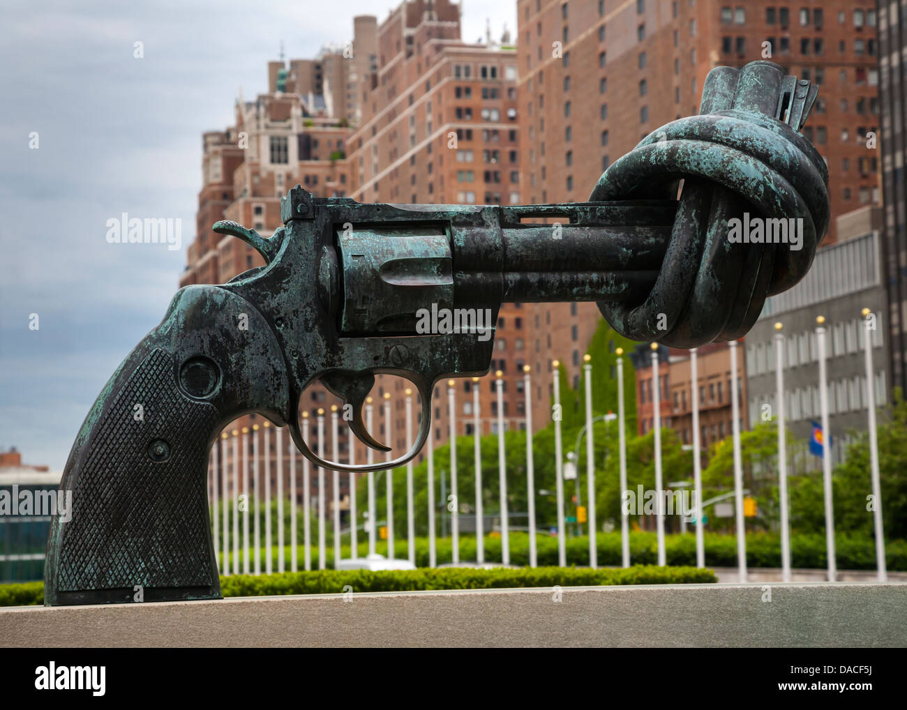 The Knotted Gun sculpture by Carl Fredrick Reutersward, United Nations ...