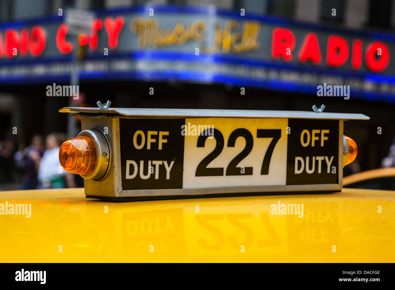 Nyc taxi sign hi-res stock photography and images - Alamy