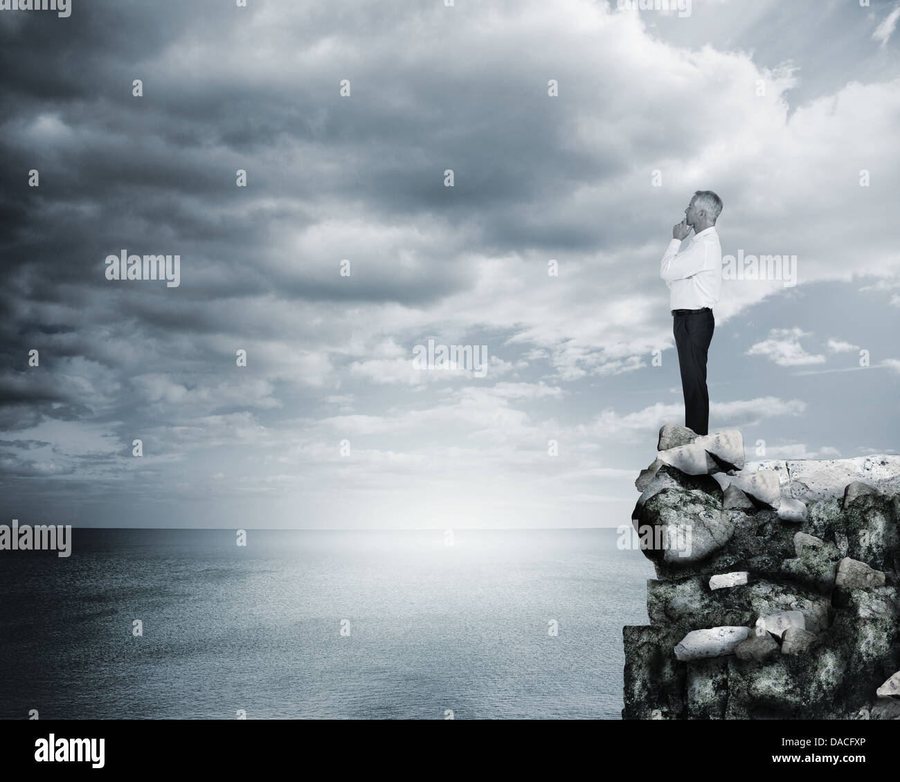 Standing edge of cliff hi-res stock photography and images - Alamy