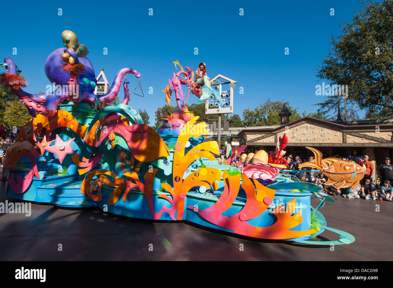 Main Street Electrical Parade Magic kingdom at Disneyland, Anaheim ...