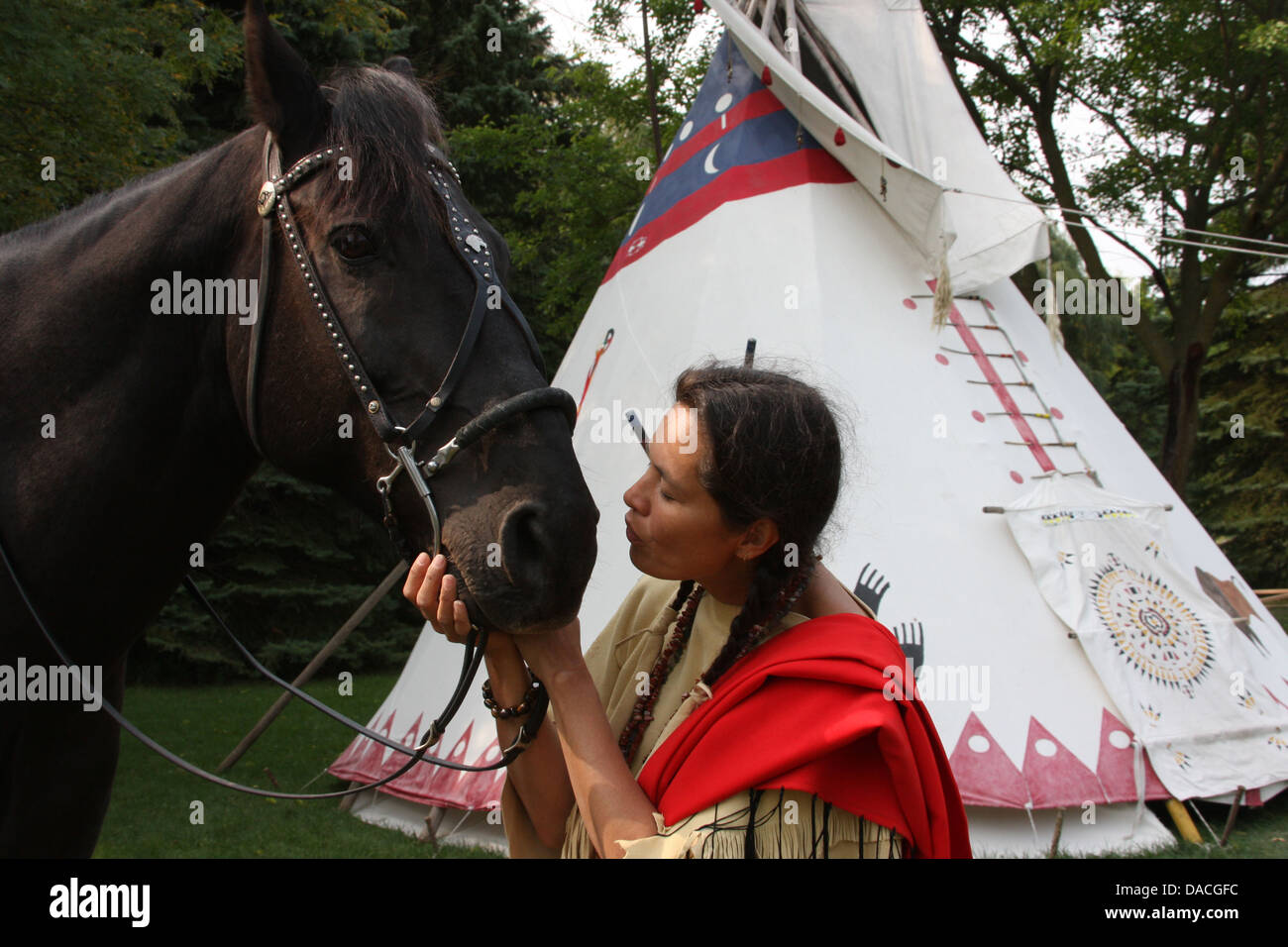 Native american woman and horse hi-res stock photography and images - Alamy