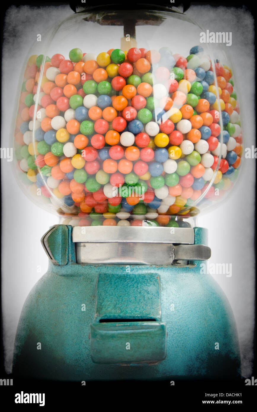 Old chewing gum vending machine about 1950 on grunge Stock Photo - Alamy