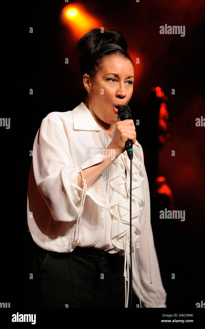 Holly cole hi-res stock photography and images - Alamy