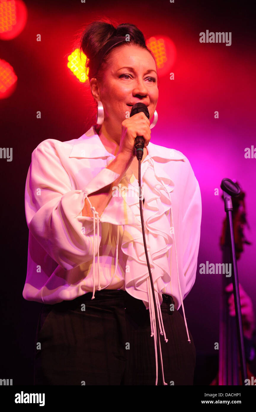 Holly cole hi-res stock photography and images - Alamy