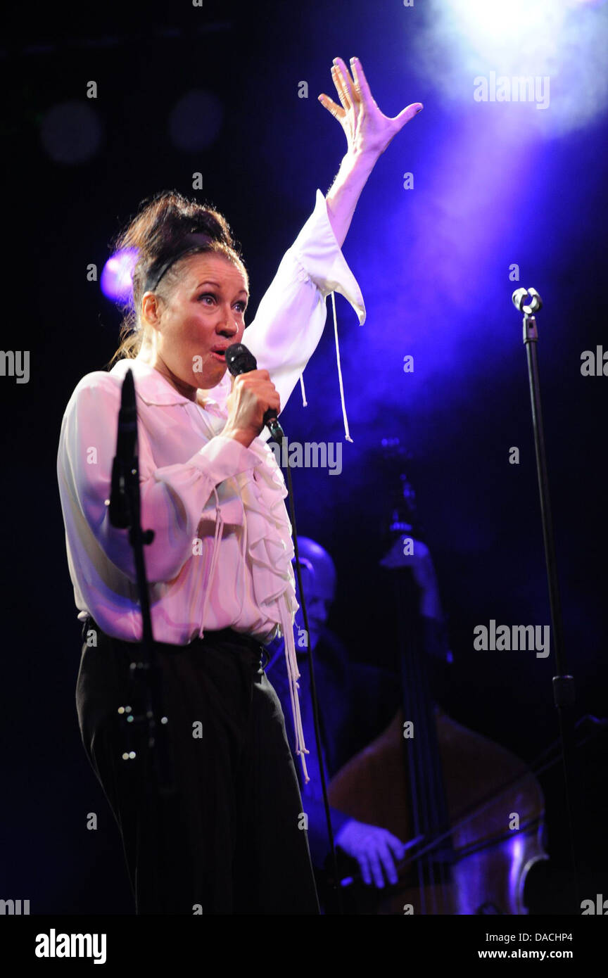 Holly cole hi-res stock photography and images - Alamy