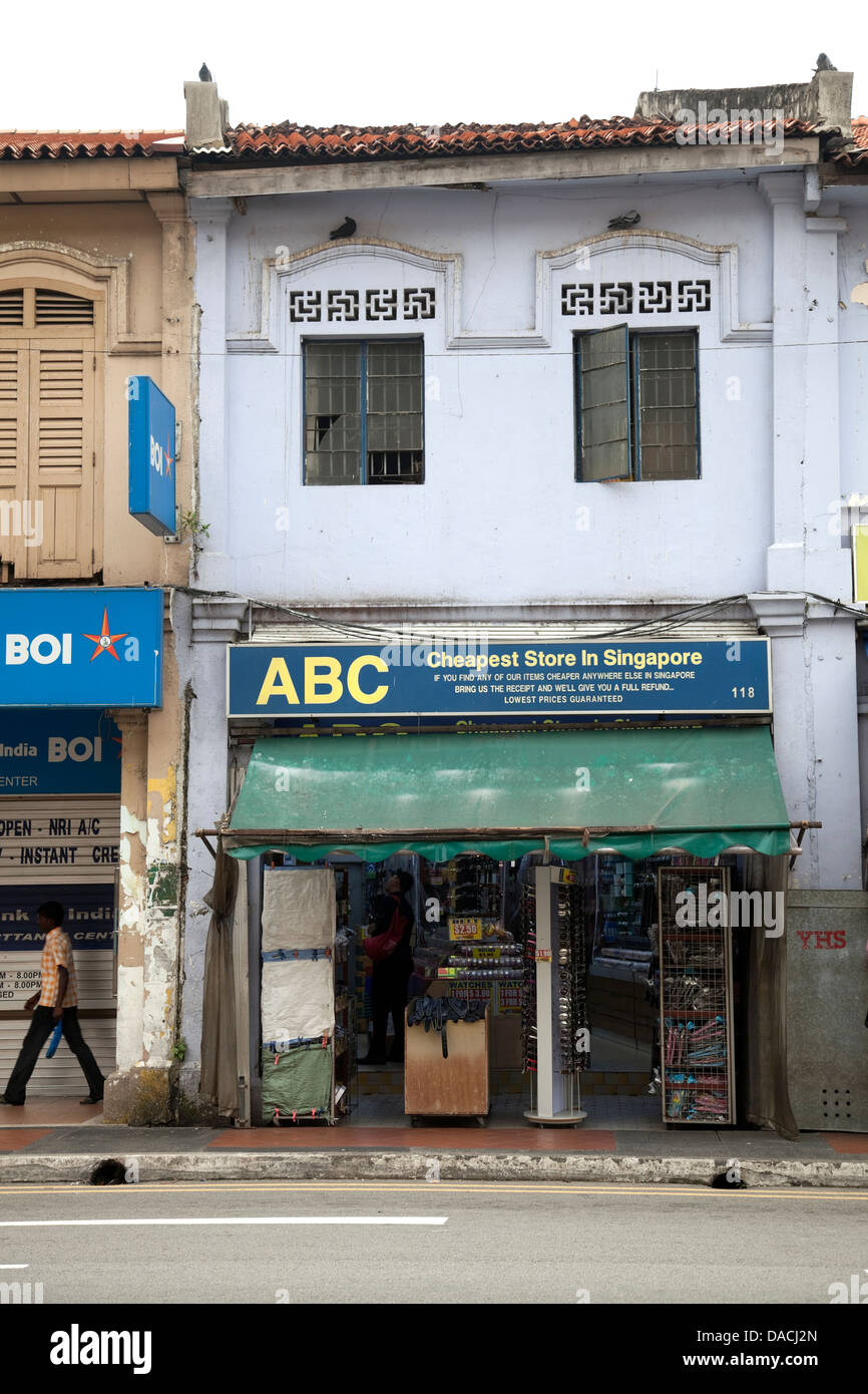Walking past store hi-res stock photography and images - Alamy