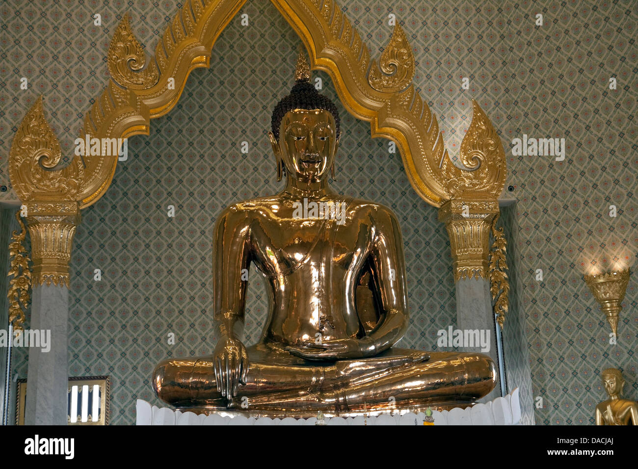 Solid gold golden buddha hi-res stock photography and images - Alamy
