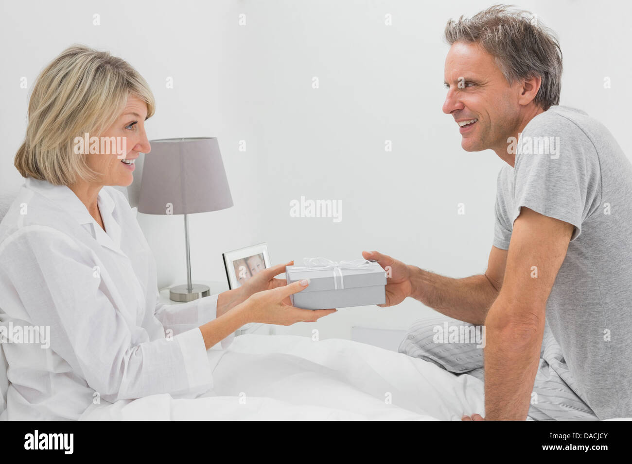 Man handing woman present hi-res stock photography and images - Alamy
