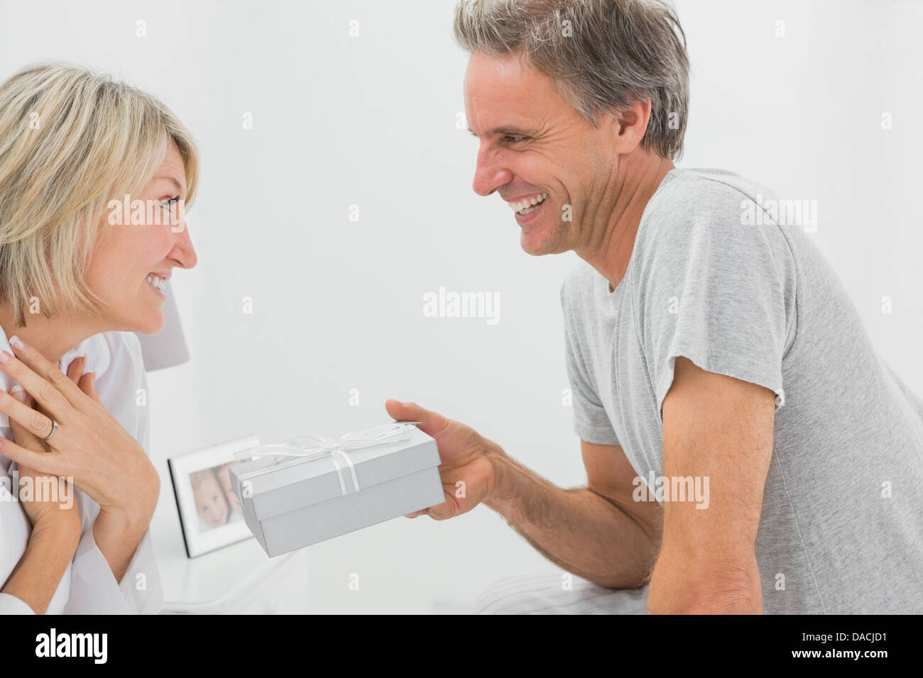 Man handing woman present hi-res stock photography and images - Alamy