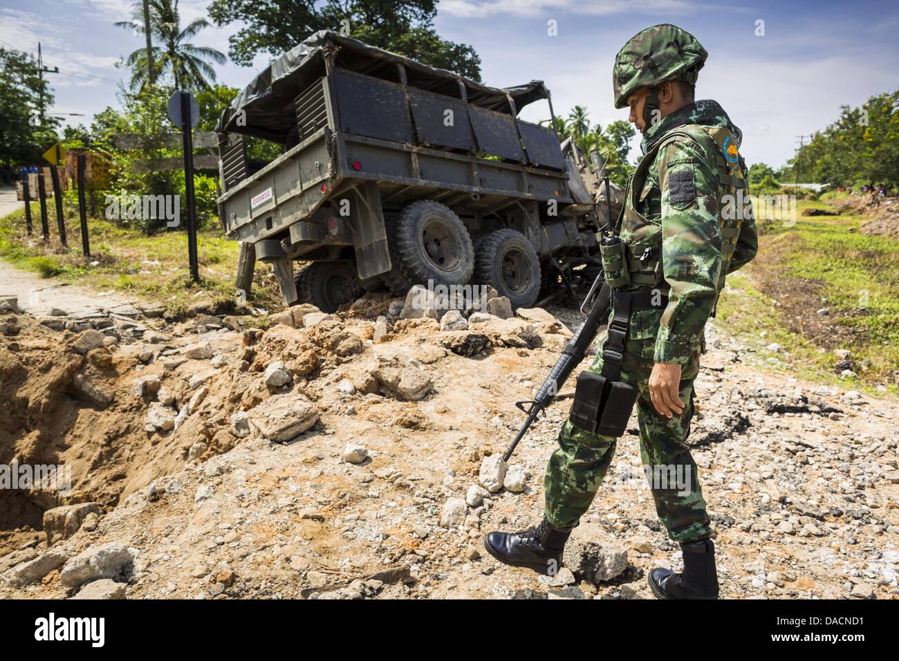 Army truck with soldiers hi-res stock photography and images - Alamy